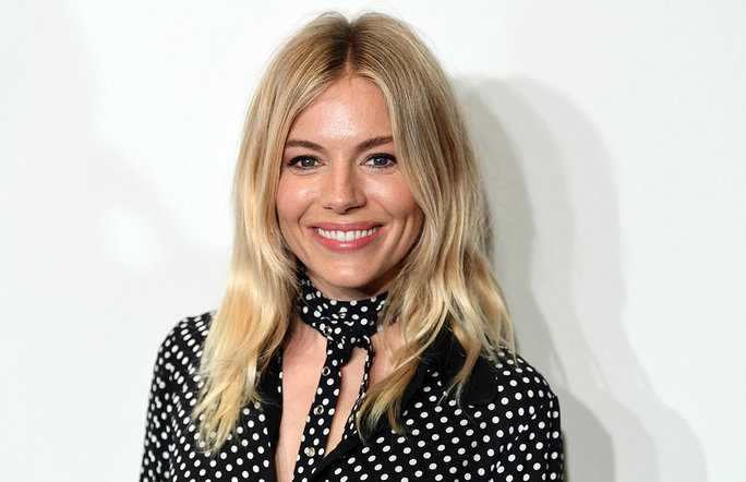 Αυτή η εμφάνιση της Sienna Μiller αποδεικνύει ότι μερικές φορές τίποτα ...