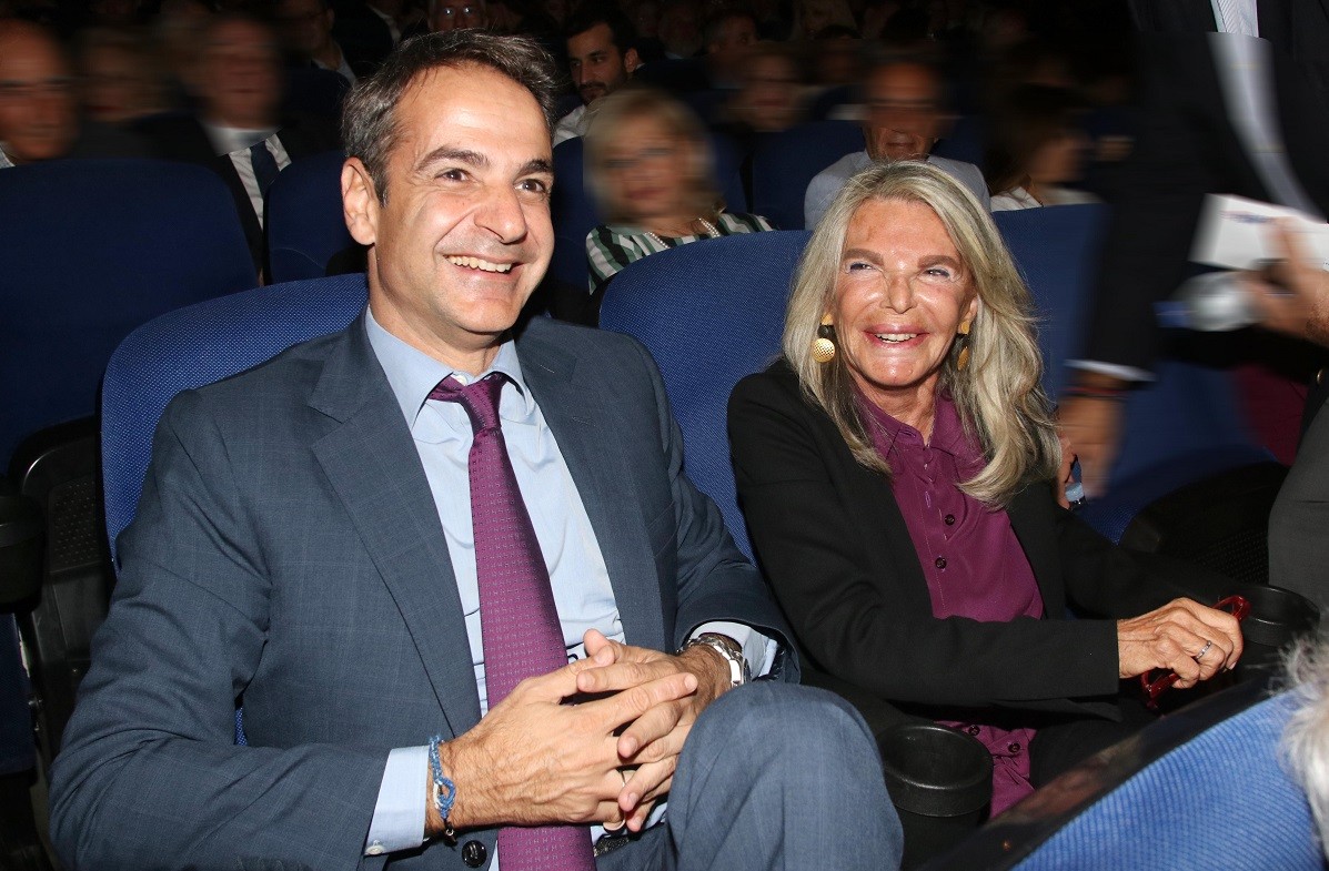 Ξέρουμε τι φόρεσε η μητέρα της Μαρέβας Γκραμπόφσκι, όταν συνόδευσε τον ...