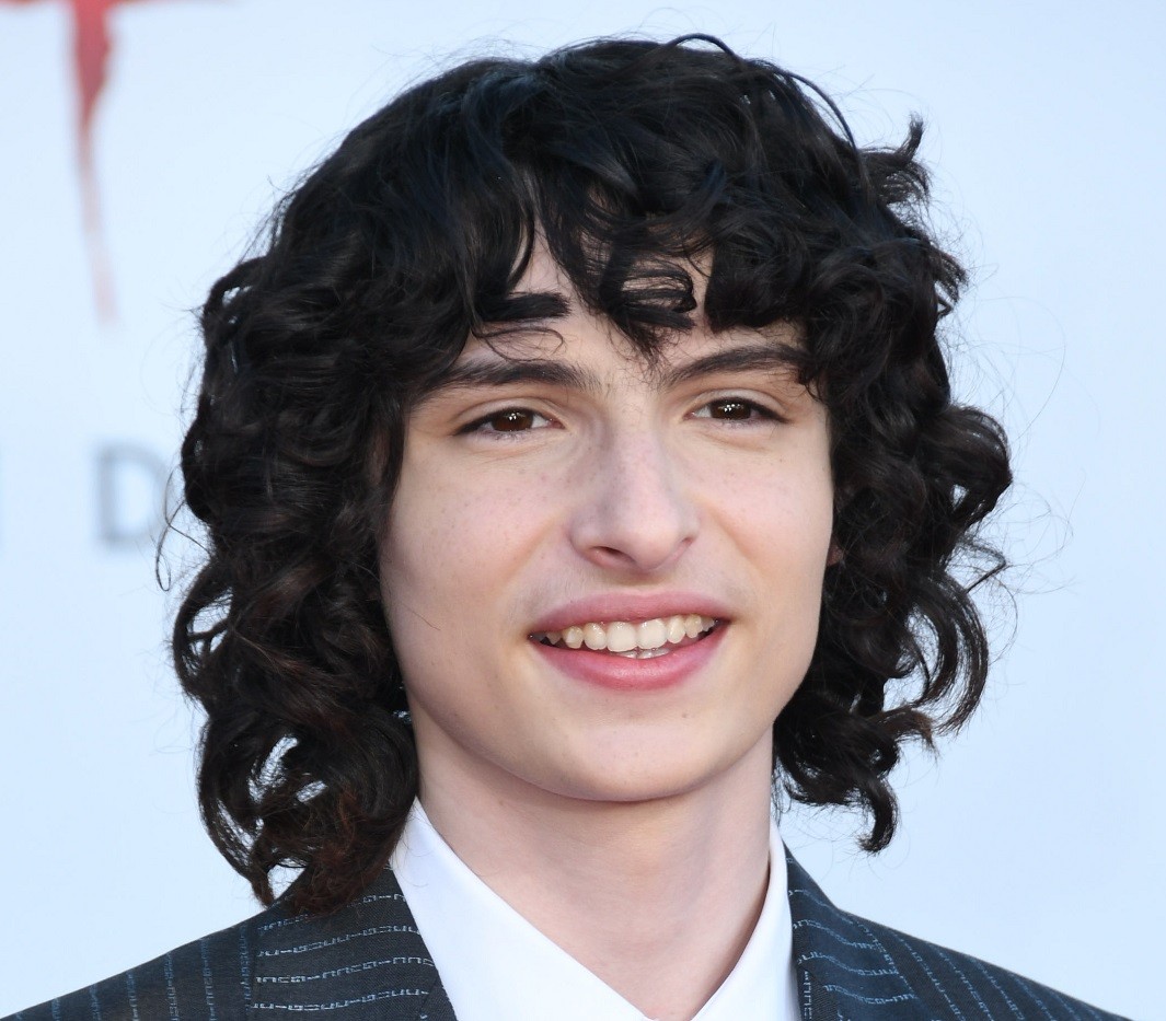 Ο Finn Wolfhard του Stranger Things ίσιωσε τα μαλλιά του και έγινε ...