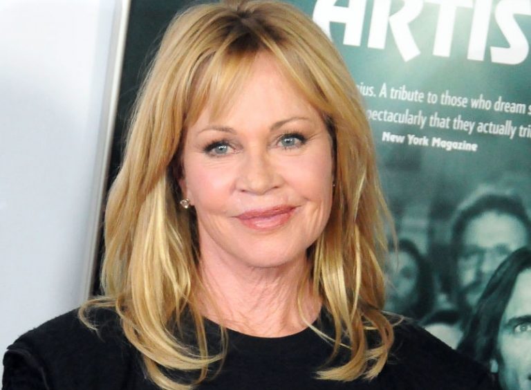 Melanie Griffith: Ποζάρει με μαύρα εσώρουχα στα 62 της και καταρρίπτει ...