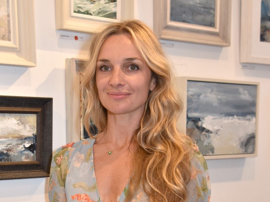 Η Jemma Powell ακροβατεί ανάμεσα στη ζωγραφική και την υποκριτική ενώ ...