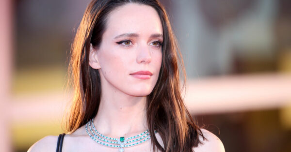 Φεστιβάλ Βενετίας: Η Stacy Martin έκανε δύο εκπληκτικές Louis Vuitton ...