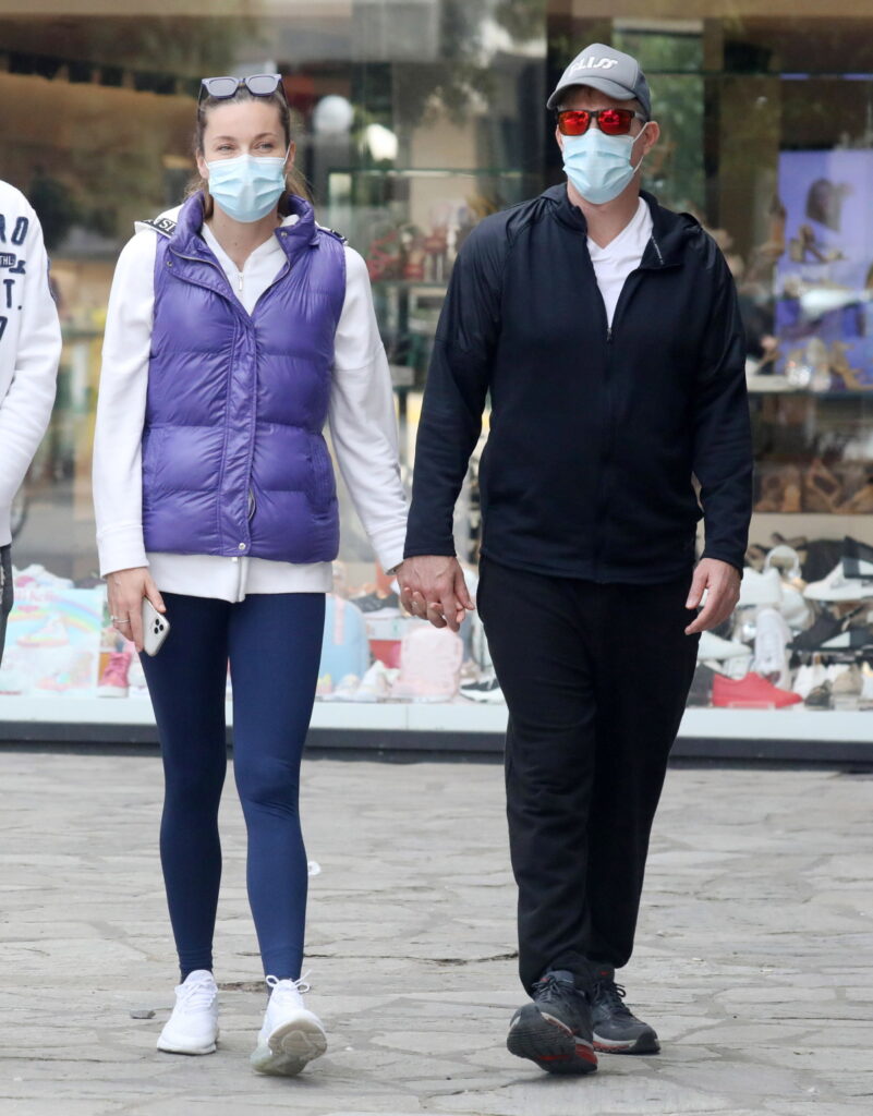 Η εμφάνιση της Μαριέττας Χρουσαλά με αμάνικο μπουφάν και κολάν στη ...