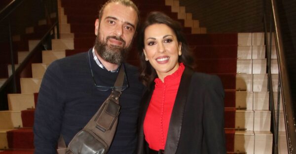 Άννα Μενενάκου: Η casual chic εμφάνισή της στο θέατρο | Marie Claire ...