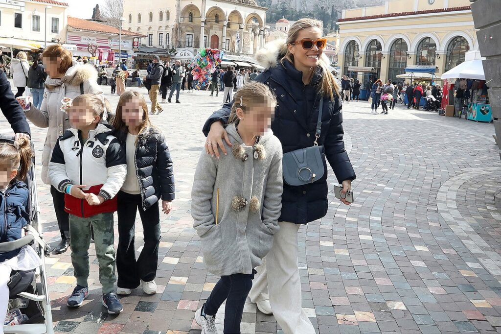 Μαριέττα Χρουσαλά: Χαλαρό και άνετο στυλ στη βόλτα με τα παιδιά της ...