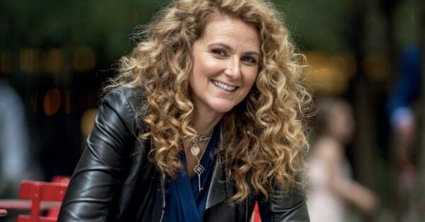 Η γυναικολόγος Jen Gunter καταρρίπτει τους μύθους της εμμηνόπαυσης: «Σε ...