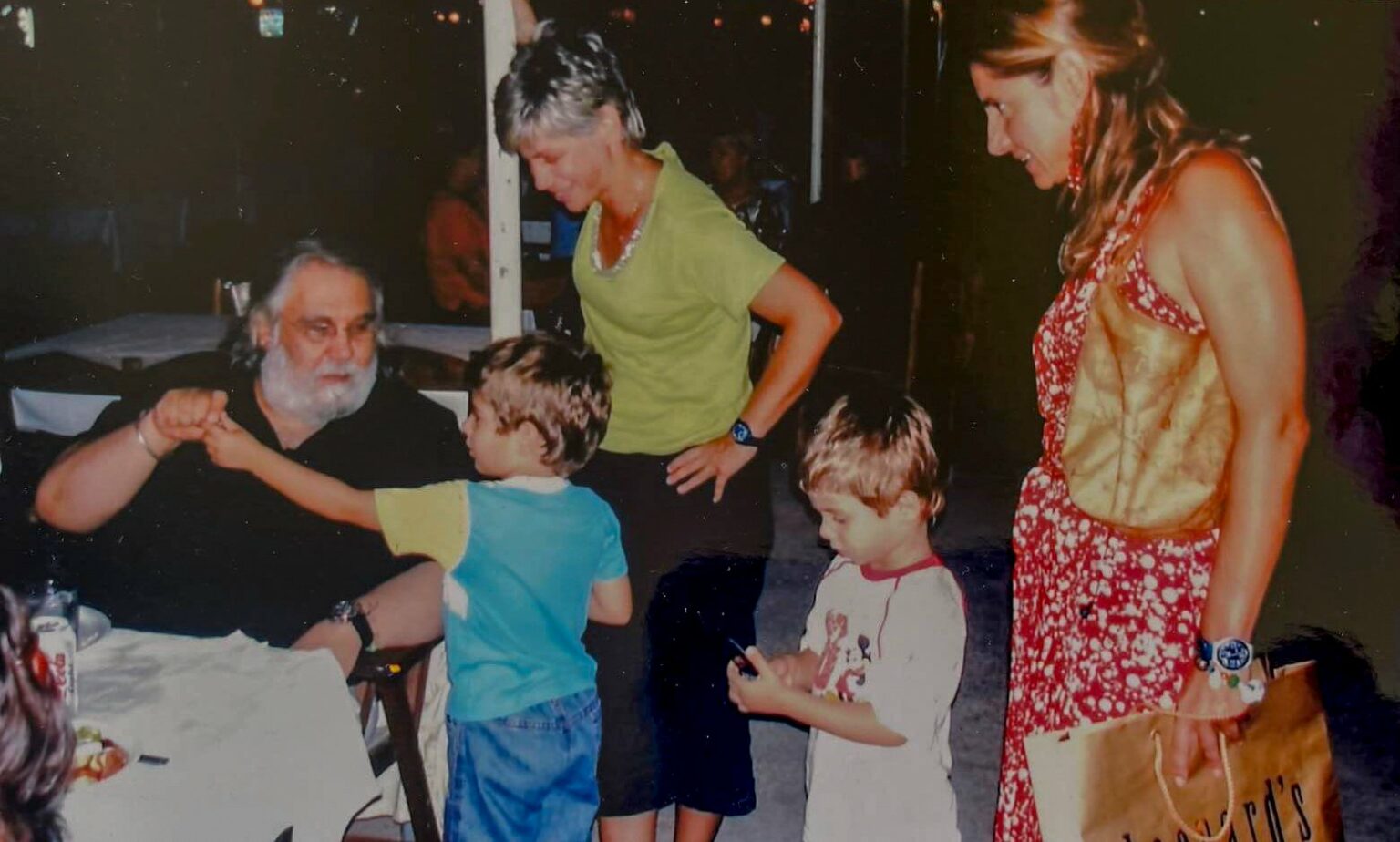 «Ο θείος μου Βαγγέλης Παπαθανασίου»: Ο μεγάλος συνθέτης μέσα από τα ...