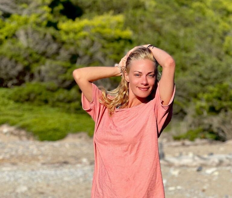 Η Iris Apfel στα 97 μόλις έκλεισε το πιο ακριβό συμβόλαιο της ζωής της ...