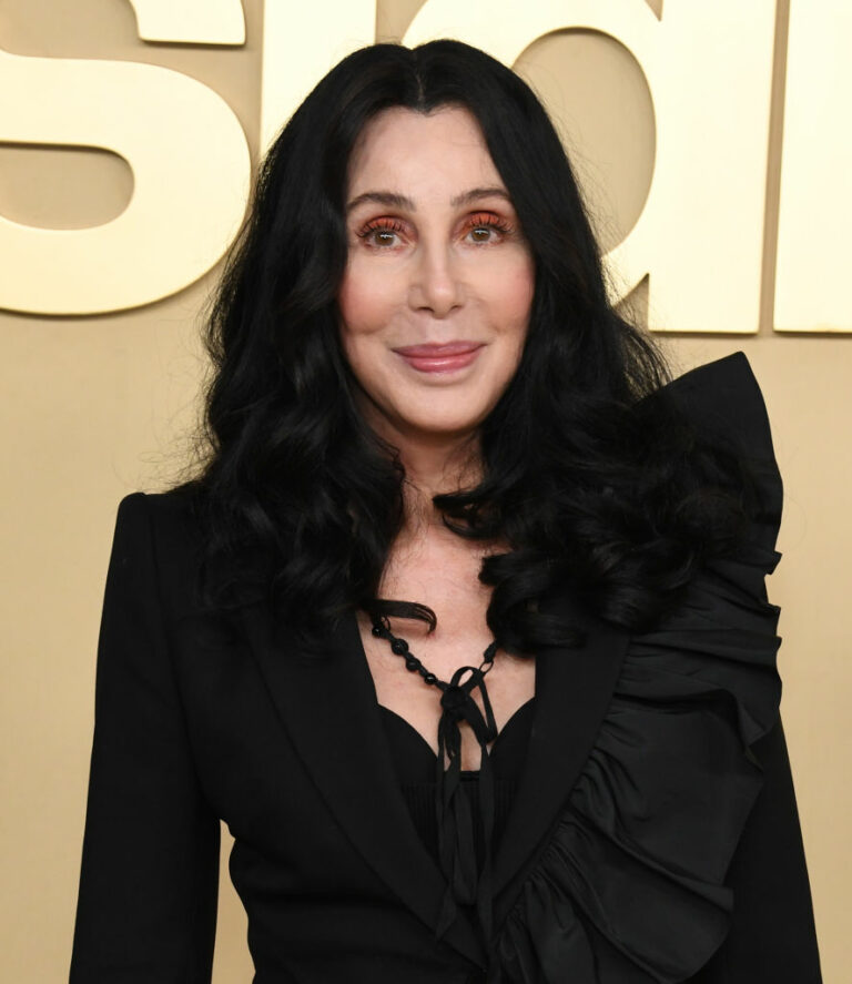Cher: Το total black look σε πρεμιέρα ταινίας | Marie Claire | Ό,τι ...