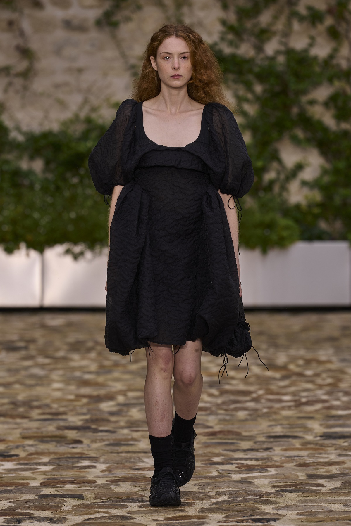 H Cecilie Bahnsen μεταφέρει το ονειρικό σύμπαν της στην Εβδομάδα Μόδας ...