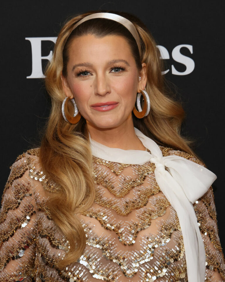 Blake Lively: Η εντυπωσιακή εμφάνιση με λαμπερό φόρεμα και η αποκάλυψη ...