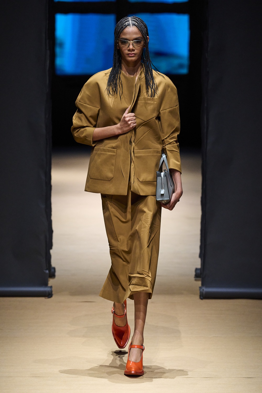 H Prada επαναφέρει τα skinny παντελόνια για την άνοιξη του 2023 | Marie ...