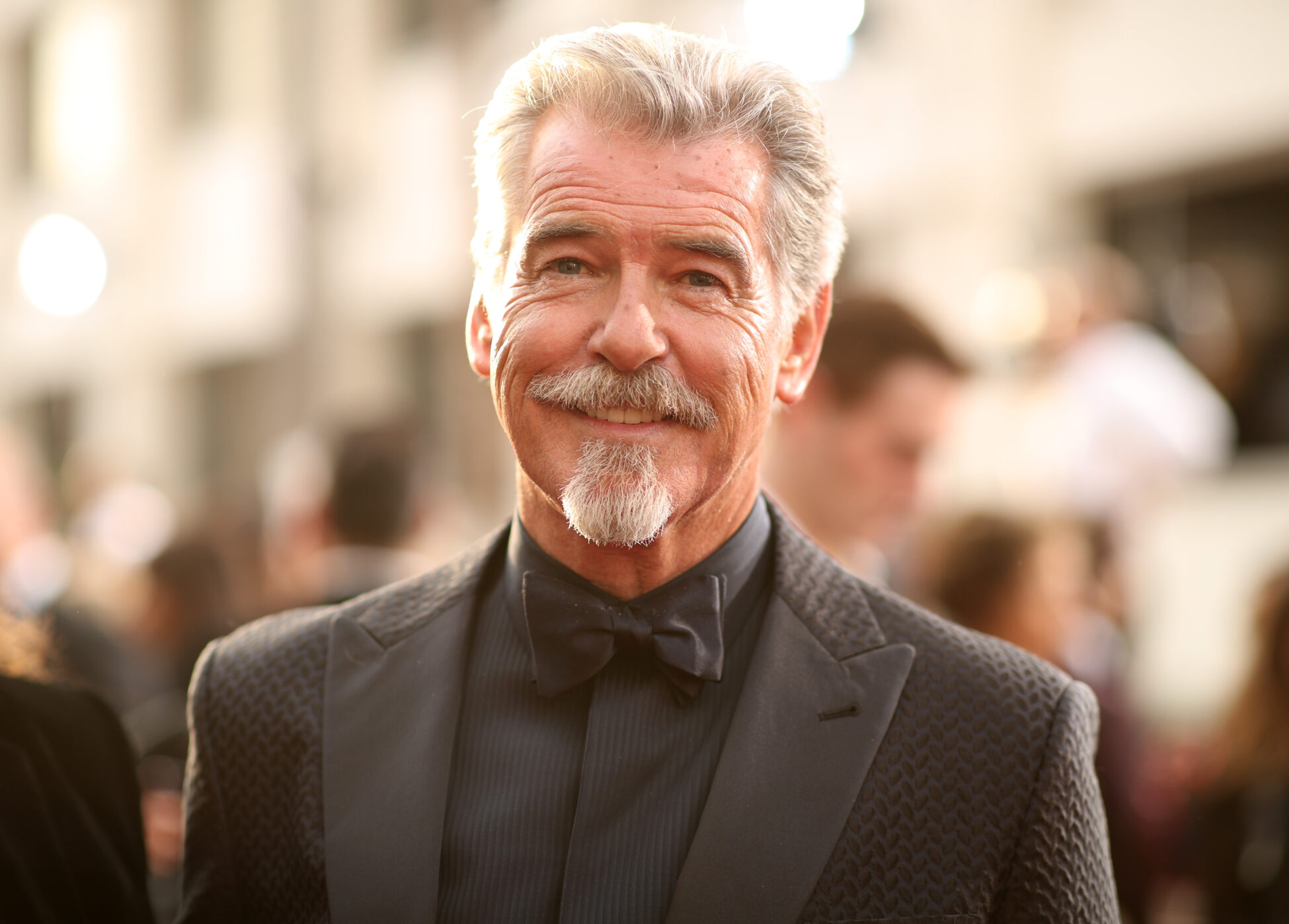 O Pierce Brosnan ζήτησε ασφαλιστικά μέτρα κατά stalker: «Μου έδωσε δύο ...