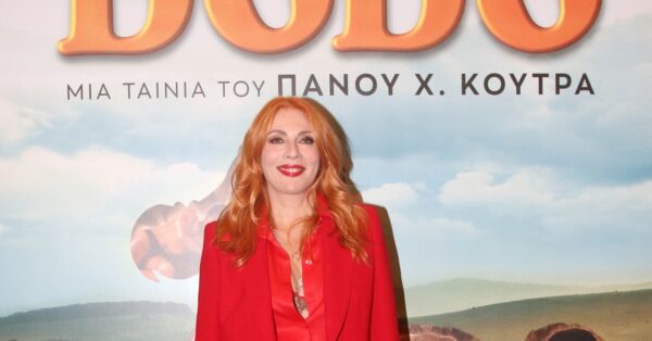 Σμαράγδα Καρύδη: Με total red σύνολο στην επίσημη προβολή της ταινίας ...