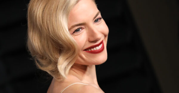 Sienna Miller: Μία ακόμη διάσημη που είπε ναι στα bleached φρύδια ...