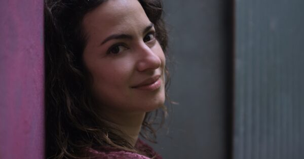 Αμαλία Καβάλη: «H τέχνη αντικατοπτρίζει την κοινωνία, αλλά συχνά, την ...