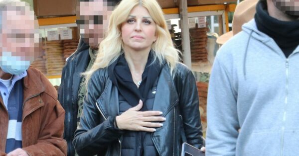 Η Έλενα Ράπτη φόρεσε το κλασικό πανωφόρι που επανέρχεται κάθε σεζόν ...