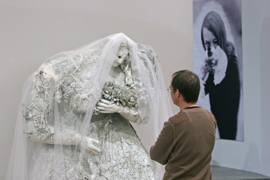 Niki de Saint Phalle: Η μόνη γυναίκα του καλλιτεχνικού κινήματος του ...