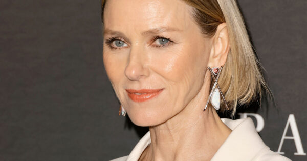 Η Naomi Watts μας έδειξε τον πιο cool τρόπο να χτενίσουμε ένα κοντό ...