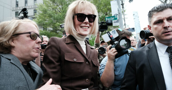 Η στιγμή που η Jean E. Caroll φεύγει από το δικαστήριο μετά την ...