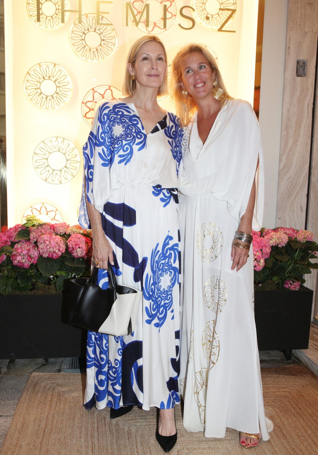Kelly Rutherford: Η εμφάνισή της στην Αθήνα με μεταξωτό φόρεμα και ...