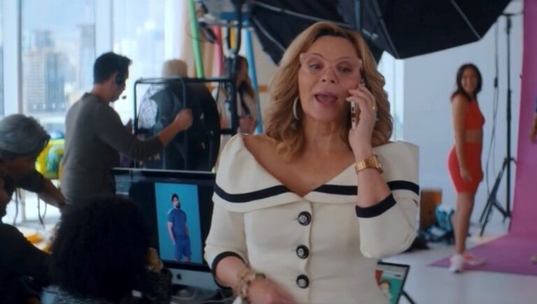 Kim Cattrall: Η νέα εντυπωσιακή της εμφάνιση στη σειρά “Glamorous ...