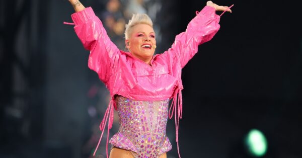 Την ώρα που η Pink αφιέρωνε ένα τραγούδι στον πατέρα της που έχει χάσει ...