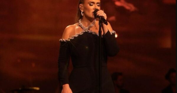 H Adele με εκθαμβωτικό διαμαντένιο φόρεμα σε εμφάνισή της στο Las Vegas | Marie Claire | Ό,τι ...