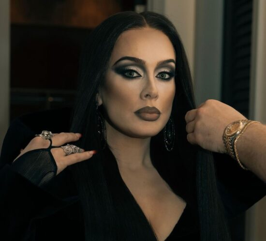 Η Adele ανέβηκε στη σκηνή ως άλλη Morticia Addams | Marie Claire | Ό,τι ...