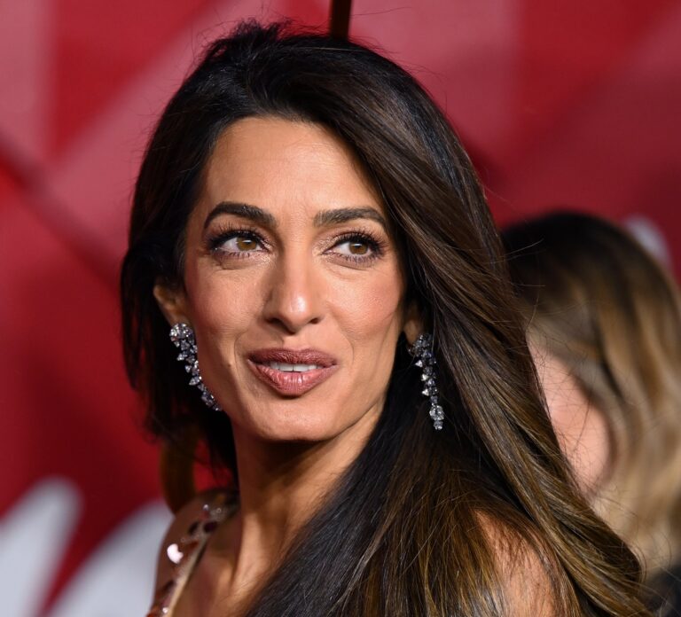 Amal Alamuddin: Η νέα της εμφάνιση απογειώνει τη λάμψη | Marie Claire ...