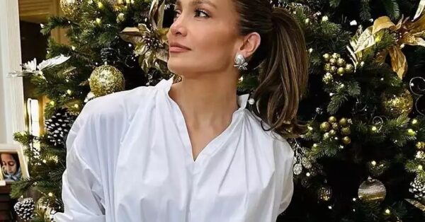 Το χριστουγεννιατικο δέντρο της Jennifer Lopez ταιριάζει με τα ...