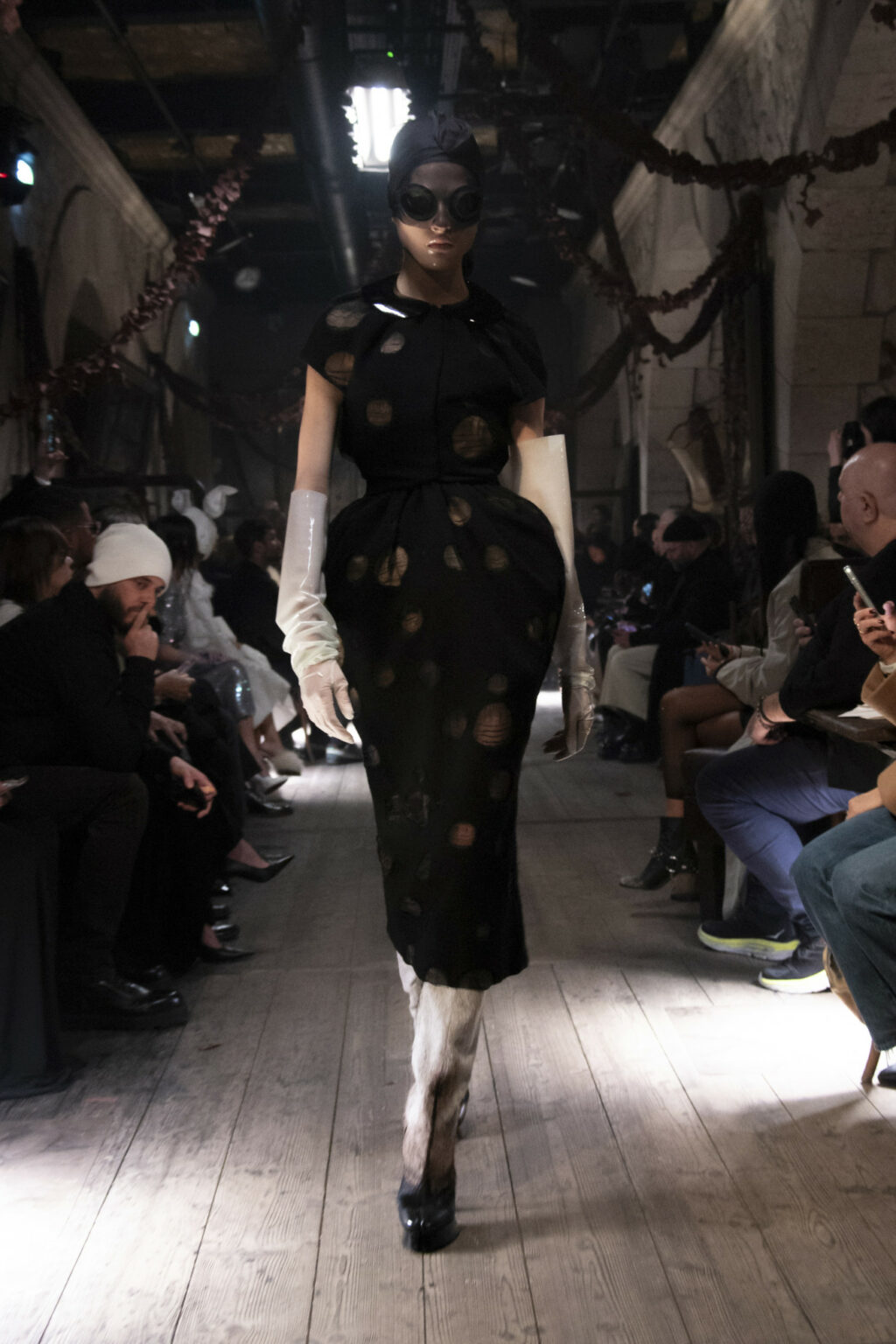H επίδειξη Υψηλής Ραπτικής του Maison Margiela κάτω από την Πανσέληνο ...