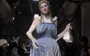 H επίδειξη Υψηλής Ραπτικής του Maison Margiela κάτω από την Πανσέληνο ...