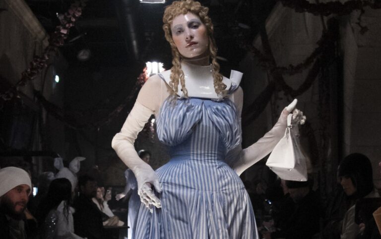 H επίδειξη Υψηλής Ραπτικής του Maison Margiela κάτω από την Πανσέληνο ...