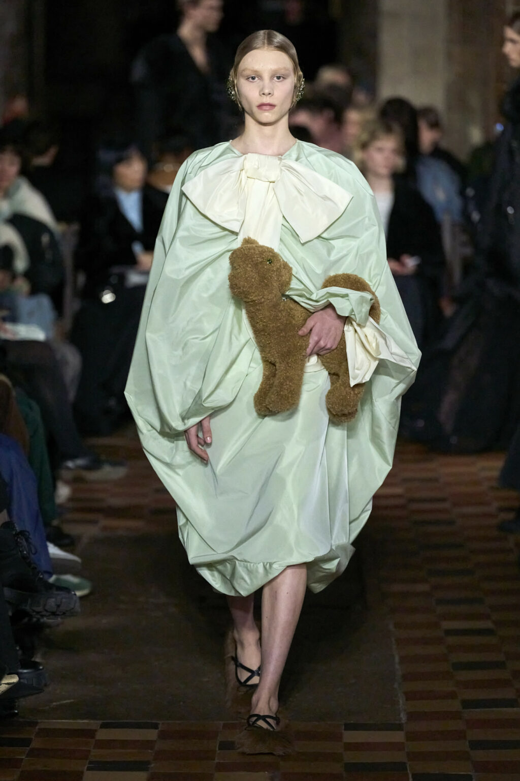 Το φόρεμα πένθους της βασίλισσας Βικτωρίας ήταν η έμπνευση πίσω από τη ...