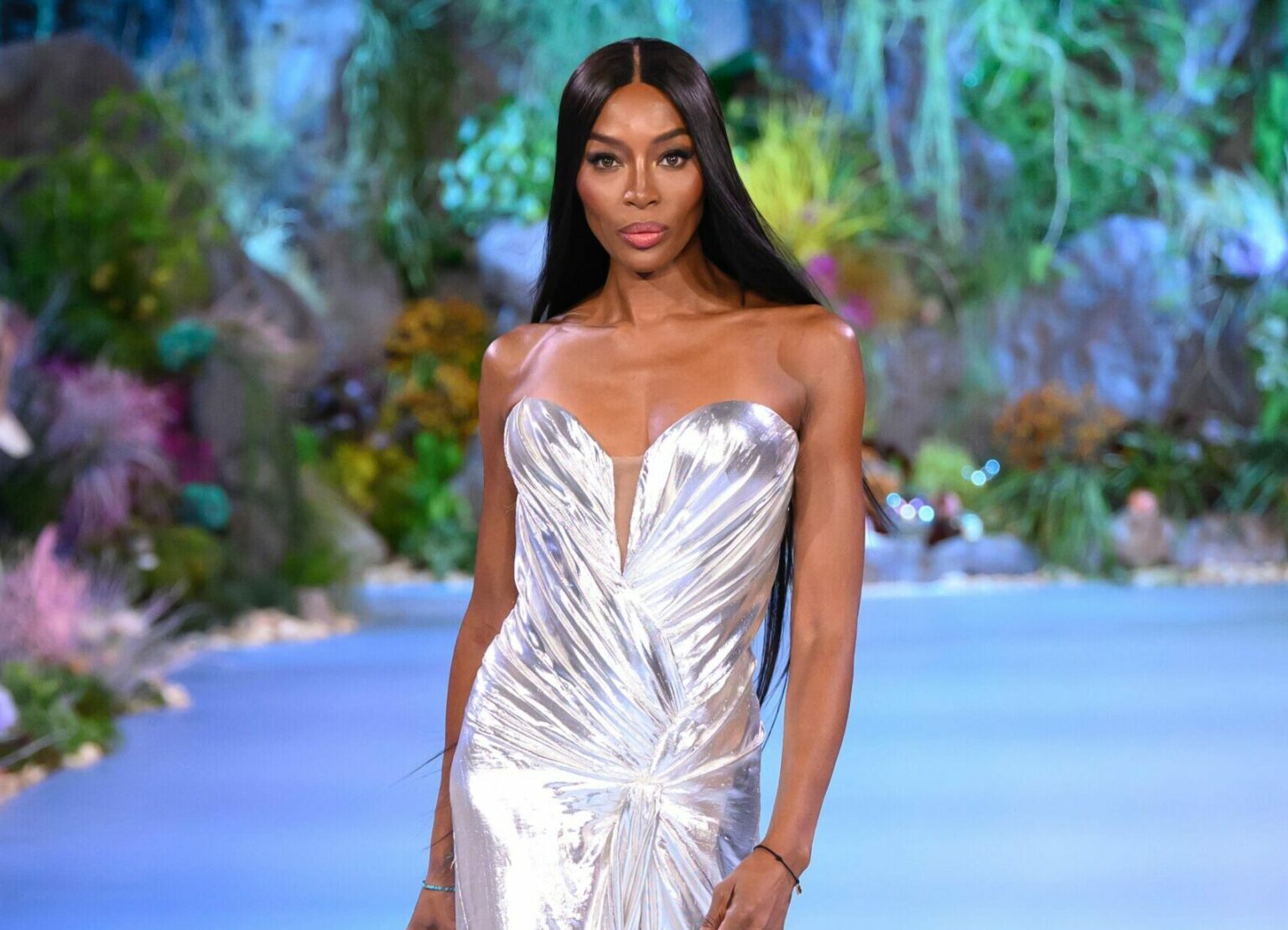 Naomi Campbell: Εντυπωσιακή με head to toe Chanel στα BAFTA βραβεία ...