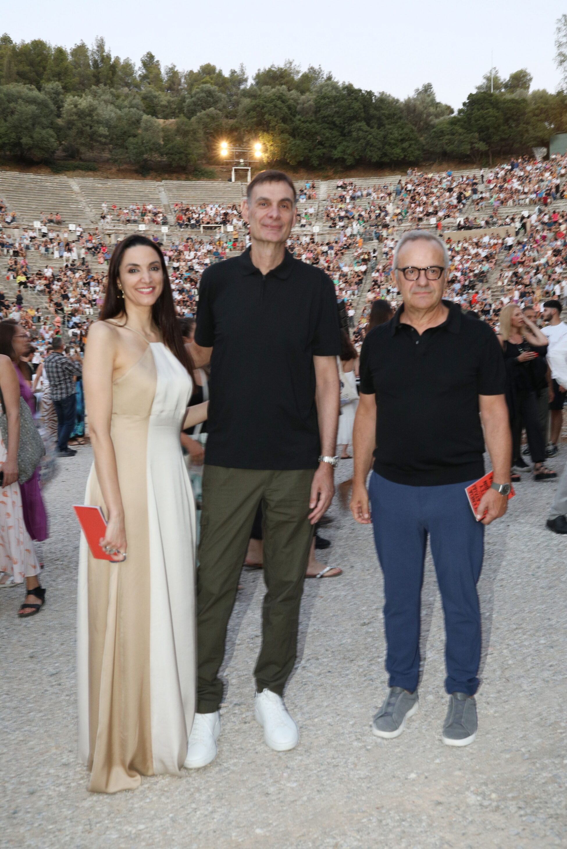 Κατερίνα Ευαγγελάτου: Άφησε για λίγο το μαύρο – Το δίχρωμο φόρεμα που ...