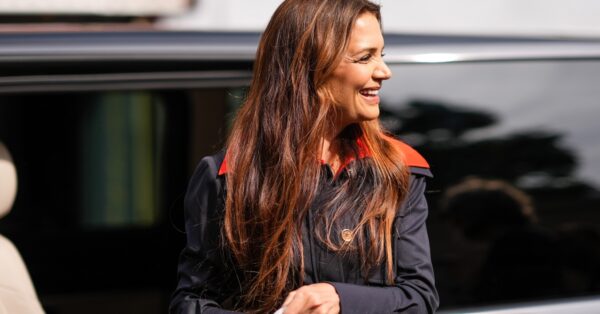 Η Katie Holmes αναβάθμισε μια basic τάση του φθινοπώρου συνδυάζοντάς τη ...