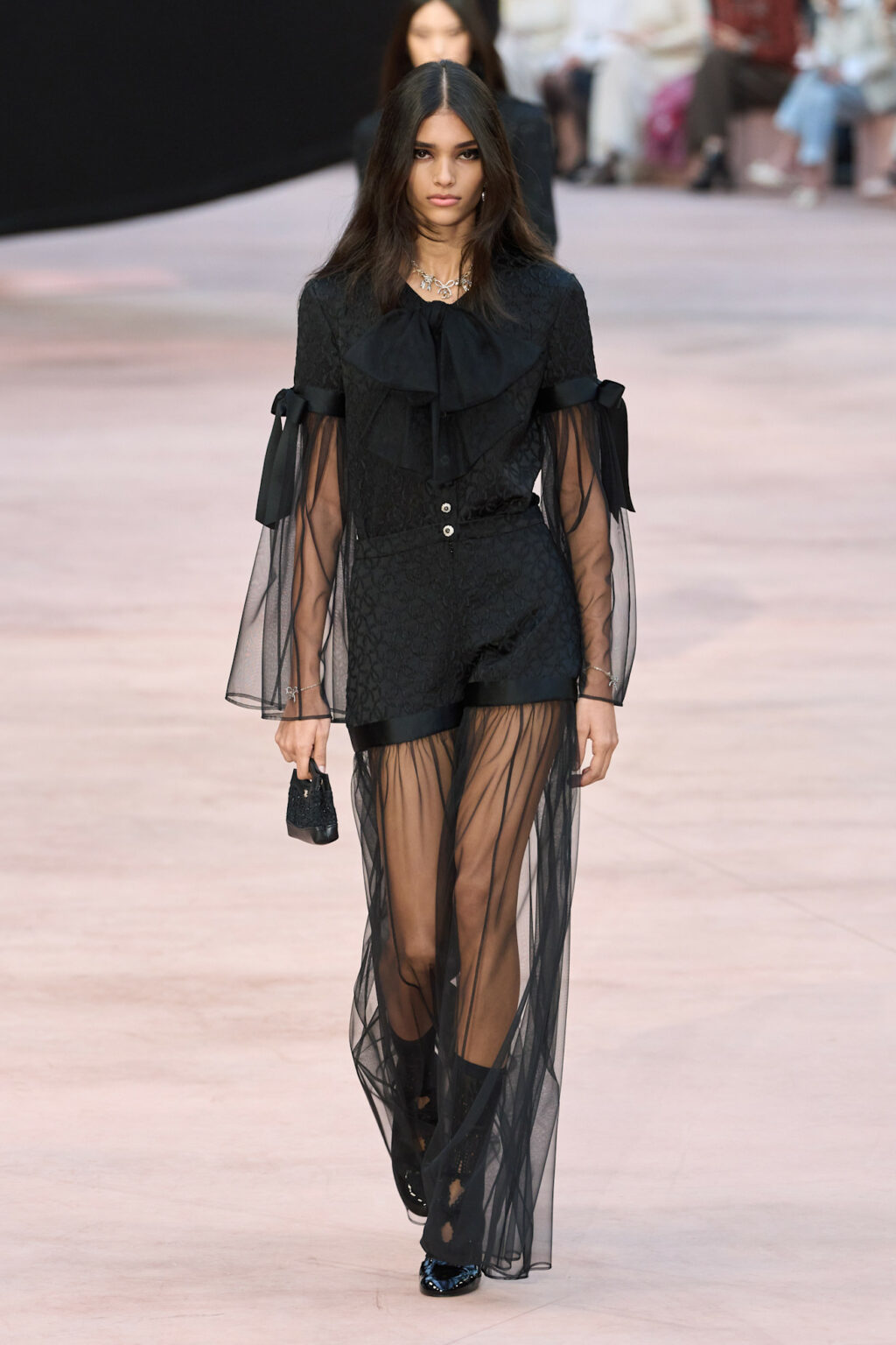 H Chanel εγκαινιάζει μια νέα boho εποχή | Marie Claire | Ό,τι έχει ...