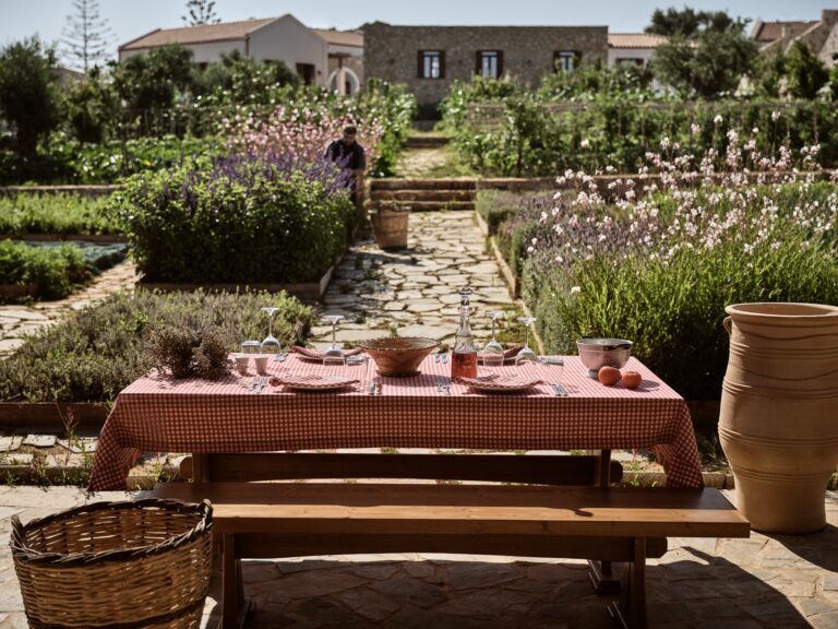 Bafta 2024: Οι πιο εντυπωσιακές εμφανίσεις στο κόκκινο χαλί | Marie ...