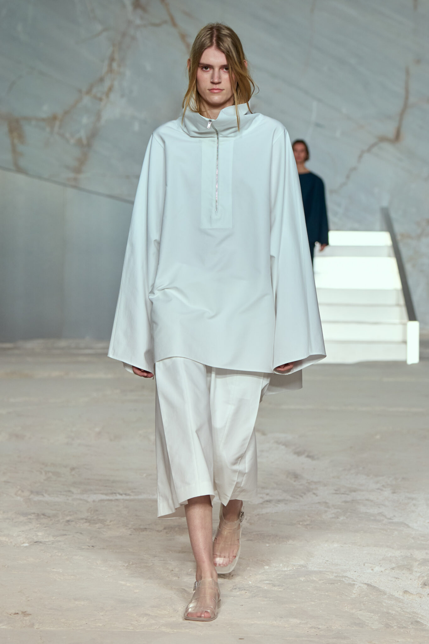 Το runway show της COS στην Αθήνα | Marie Claire | Ό,τι έχει σημασία ...