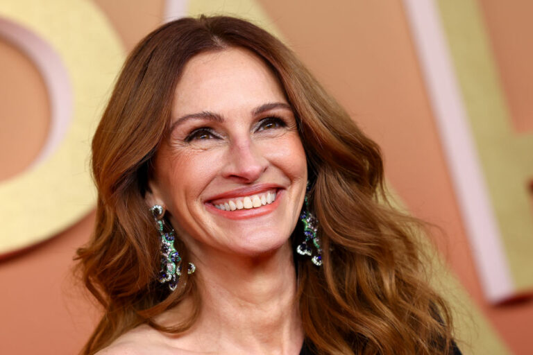 Julia Roberts: Η εμφάνισή της στο Old Trafford για φιλανθρωπικό αγώνα ...