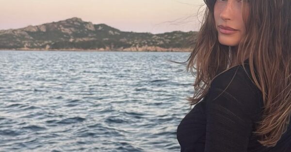 Hailey Bieber: Μοιράζεται σε ένα νέο Insta story τη συνέπεια του στρες ...