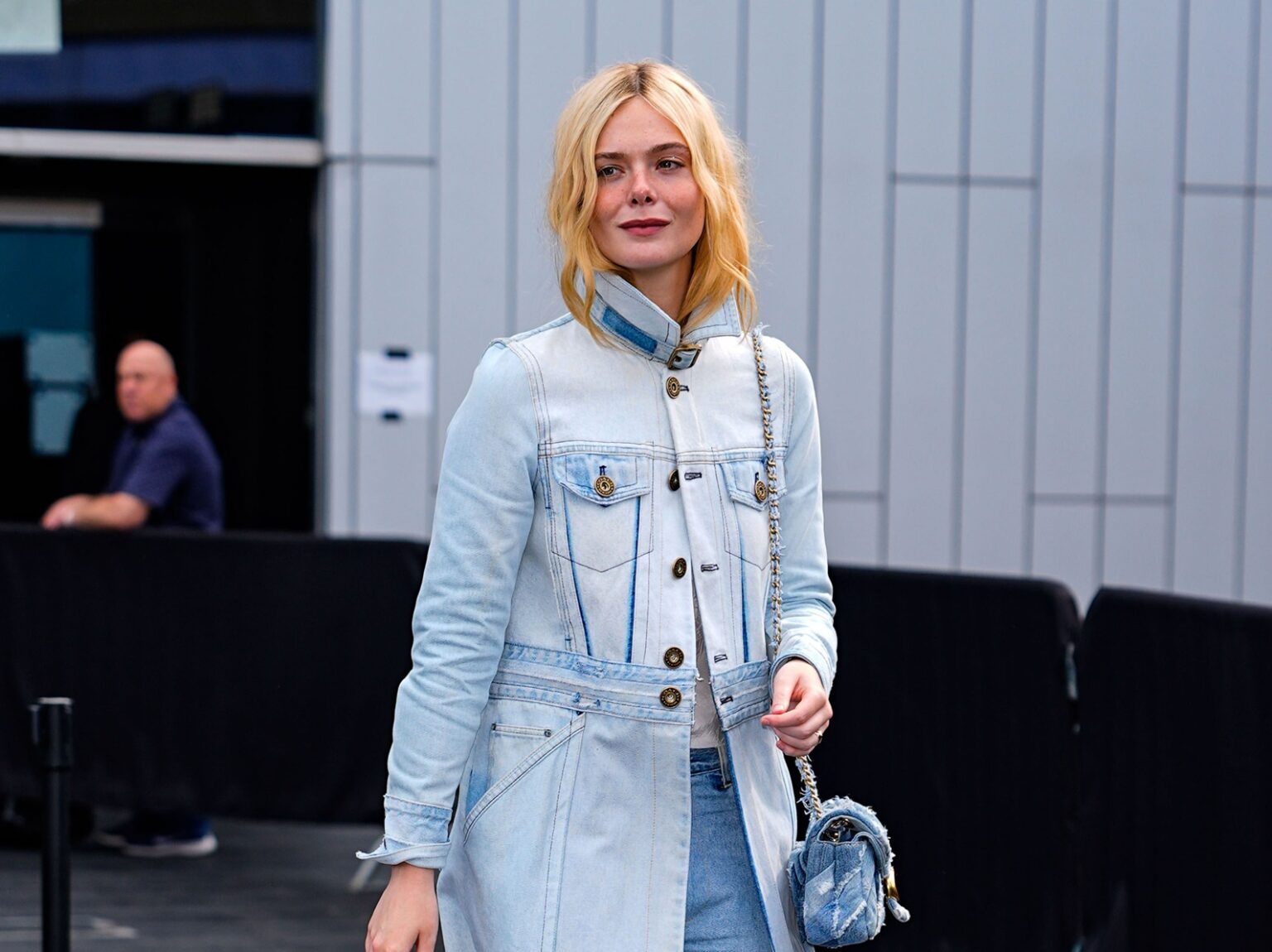 Πώς να κάνετε μια total denim εμφάνιση σύμφωνα με την Elle Fanning ...