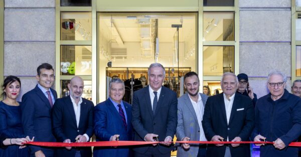 H Brooks Brothers και η Replay εγκαινίασαν δύο νέα καταστήματα στην ...