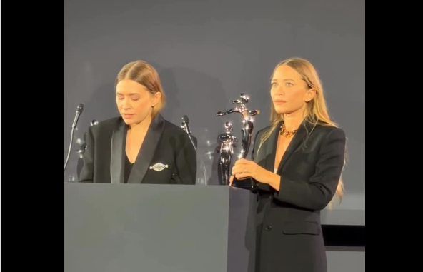 Η Μary-Kate και η Ashley Olsen με matching ολόμαυρες εμφανίσεις στα ...