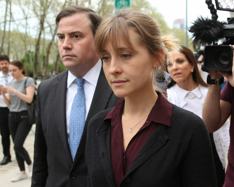 Η Allison Mack μίλησε πρώτη φορά για τον ρόλο της στη σεξουαλική σέκτα ...