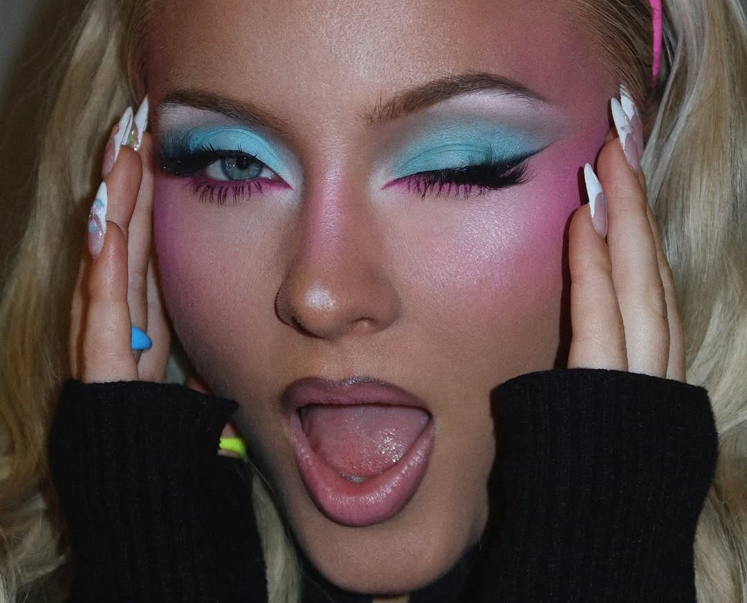 Zara Larsson: Επαναφέρει το Y2K make-up στα χειμερινά trends του ...