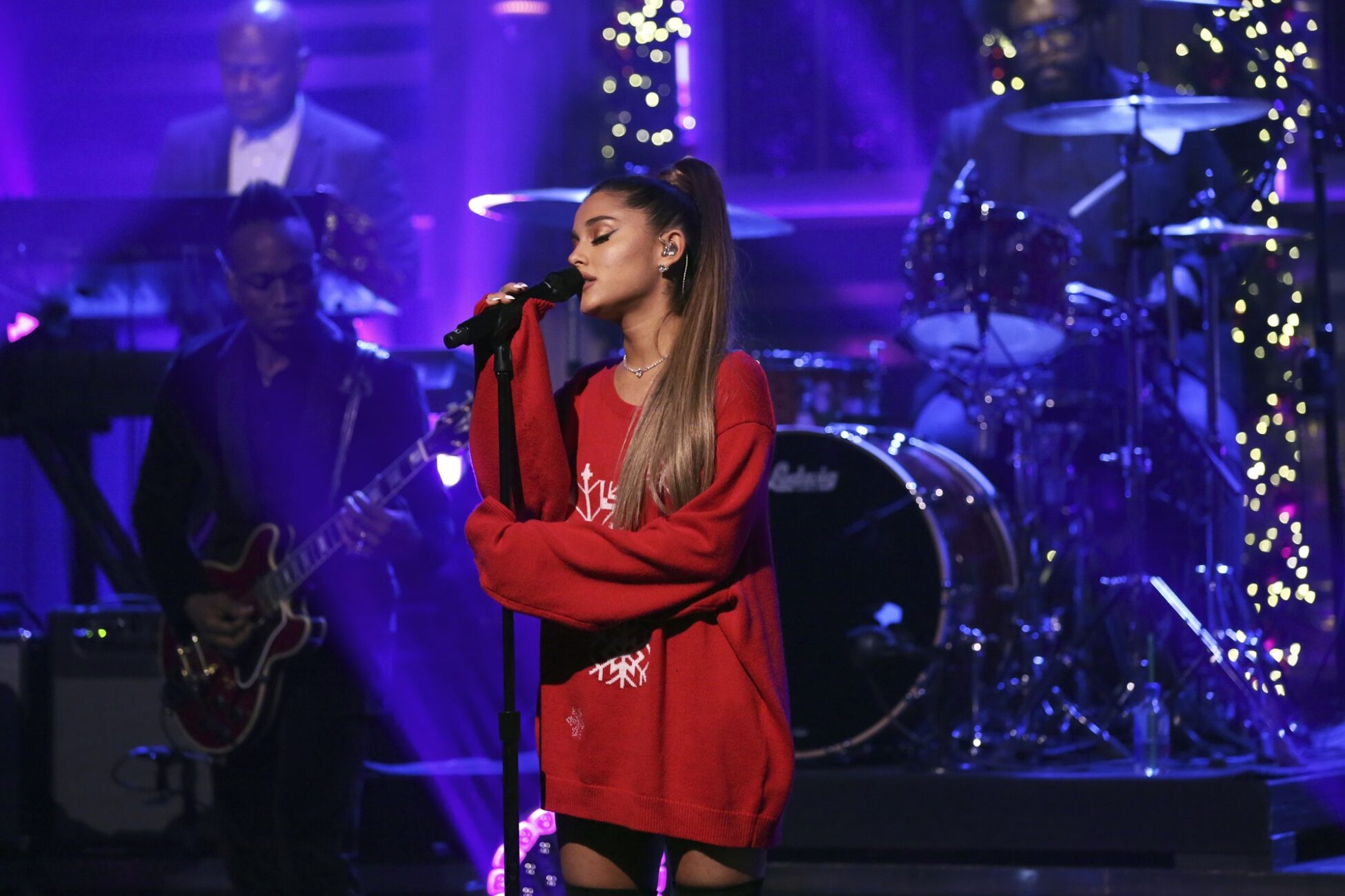 Ariana Grande: Αποκάλυψε γιατί φορούσε συνεχώς oversized φούτερ το 2018 ...
