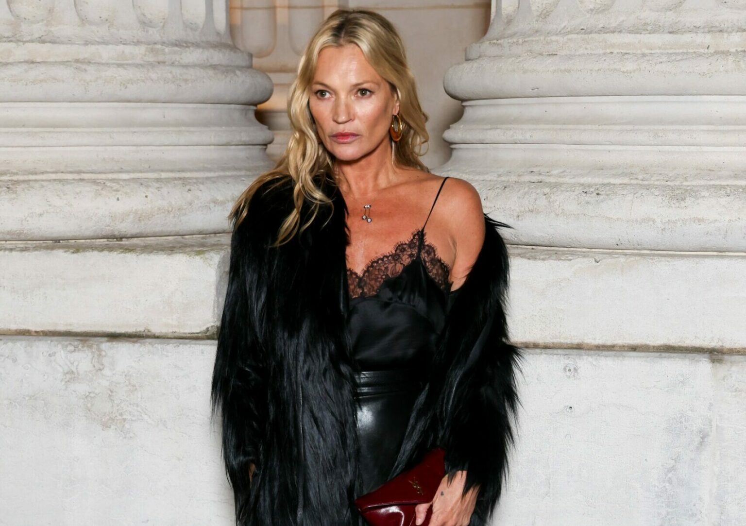 Η Kate Moss παρακολούθησε το σόου Saint Laurent με δερμάτινη φούστα και ...
